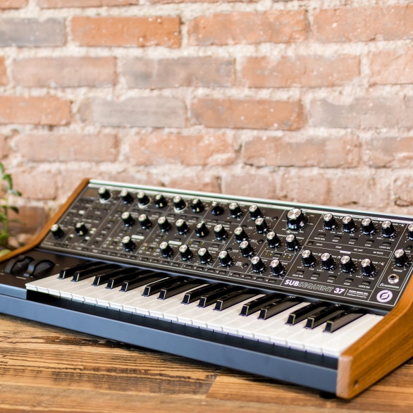 Moog SubSequent 37 Analog Synthesizer | doremusic
