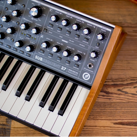 Moog SubSequent 37 Analog Synthesizer | doremusic